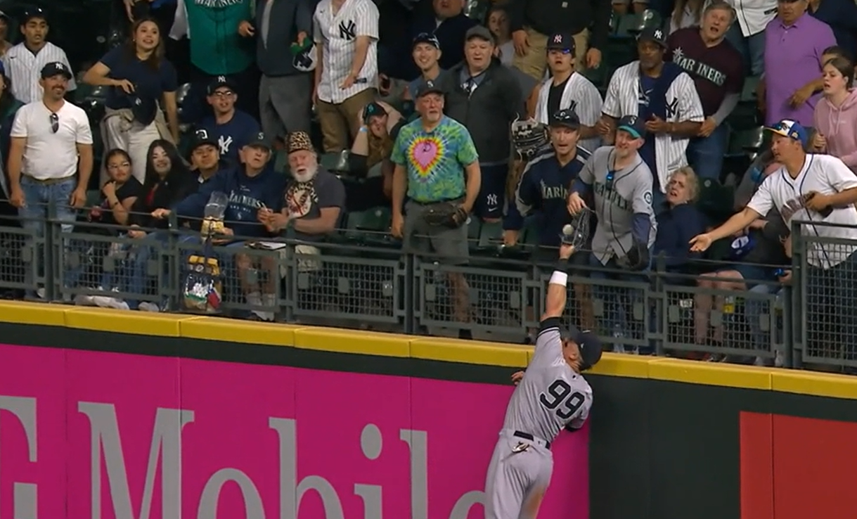 Aaron Judge Hits 2 HR’s; Catches HR-Ball Over Fence! NY 10 Seattle 4 – Yankee.Blue